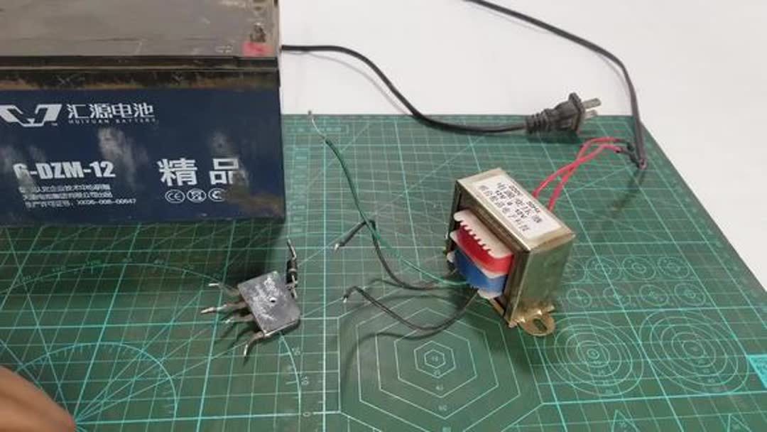 闲置变压器别丢掉,只需加个小元件,立马变为电瓶充电器