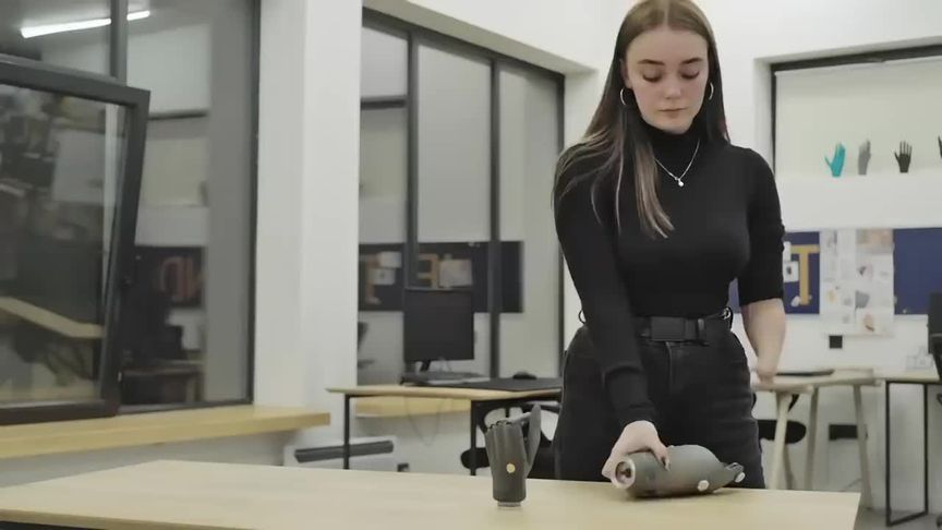 机械手臂完成日常简单动作!看着竟有几分感动,科技有了温度!