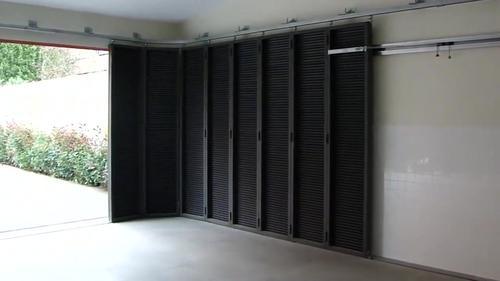 国外与众不同的电动门,比传统的铁门更节省空间,而且十分有科技感