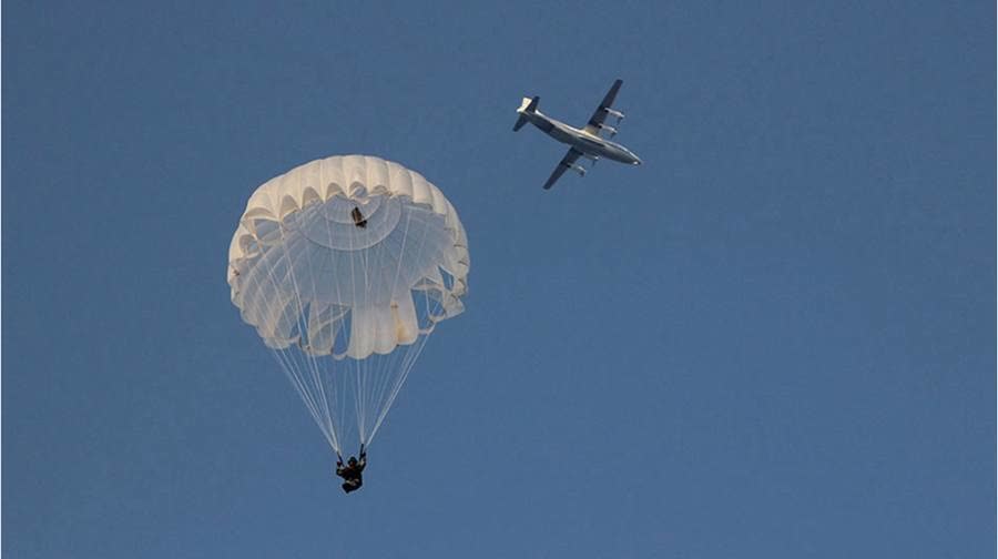 解放军空降兵的降落伞为什么是白色呢?