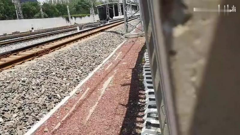 「中国铁路」建 议 改 成:由于晚点,D728次进站时放起了集你太美 鸡你...