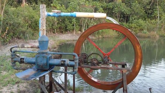 河边的水车,齿轮链条传动,时间久了,不会生锈吗?