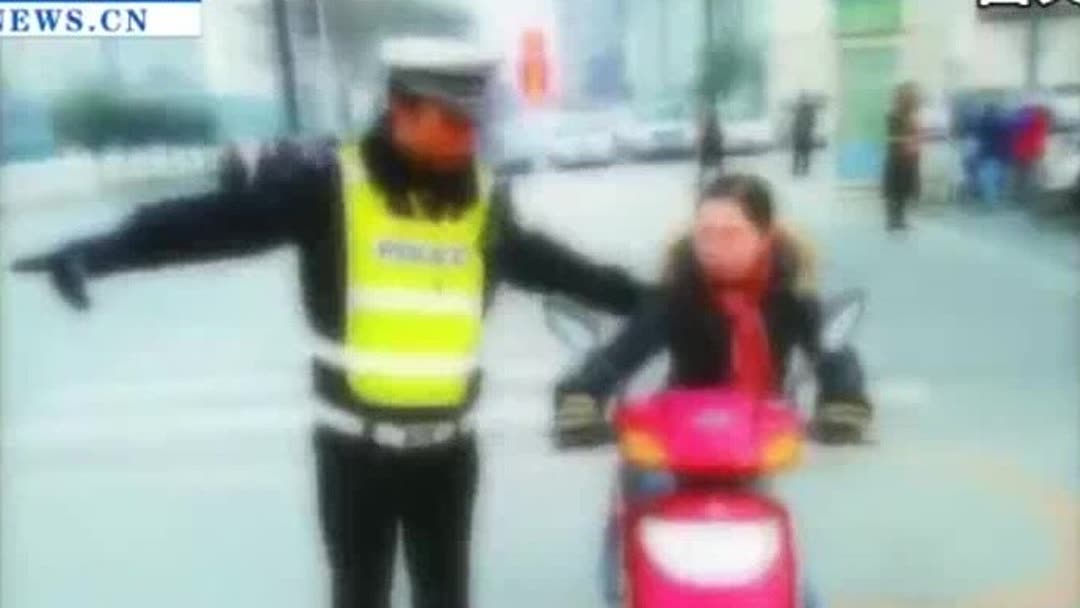 女子驾电动车闯红灯被罚 打110称交警是神经病