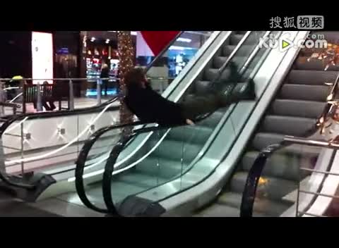 电梯扶手的最牛用法