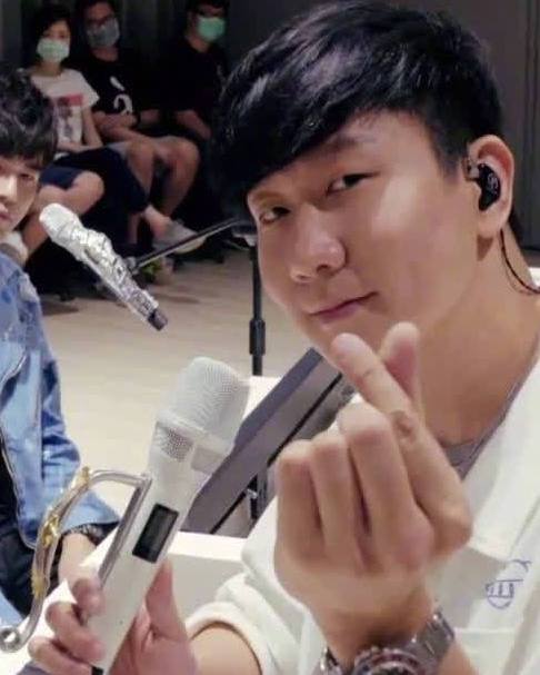 【周杰伦林俊杰stay with you】在昨晚的#致敬白衣天使公益云演唱会#...