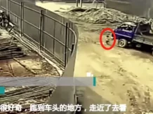 小男孩跑到工地玩,下一刻“死神”降临了,监控记录下悲惨一幕