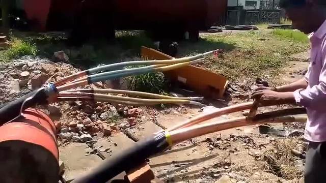 比手臂还要粗的电缆,是如何连接到变压器的,一般电工可干不了