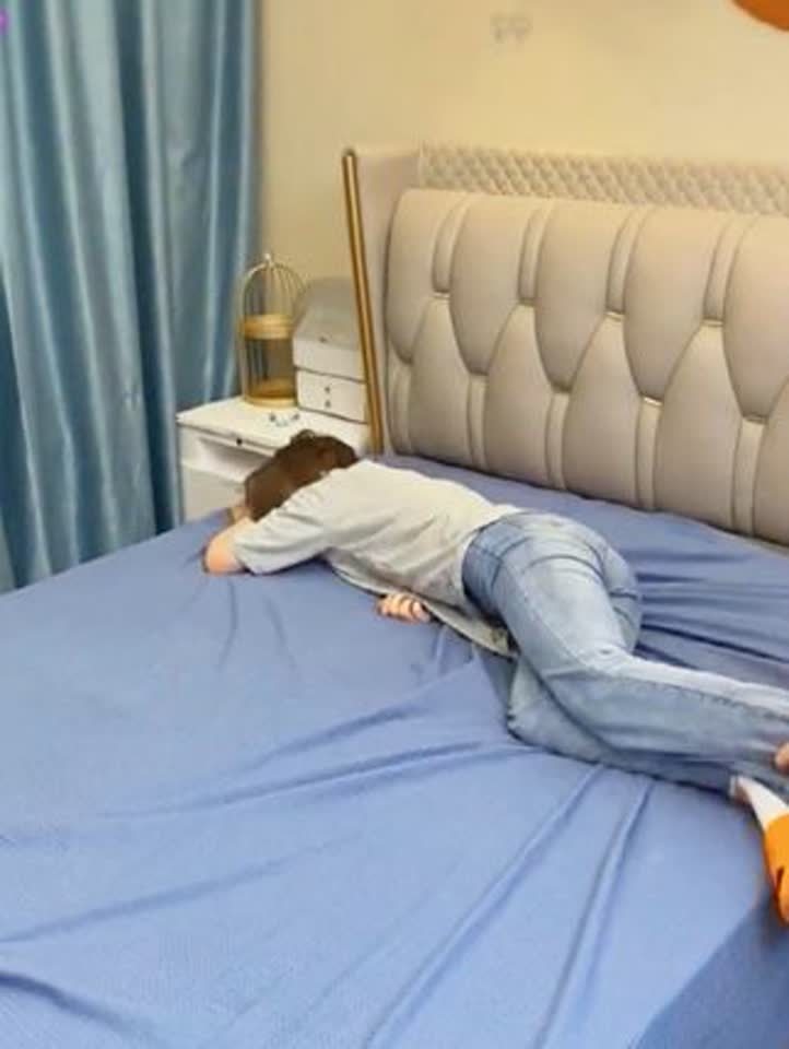 睡觉床单总是乱跑,#床单固定器 卡扣设计,床单再也不跑了,还能重复的...