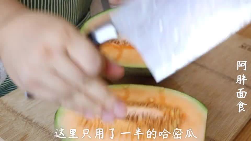 哈蜜瓜里加2个鸡蛋,不用烤箱,不用锅烙,简单又美味