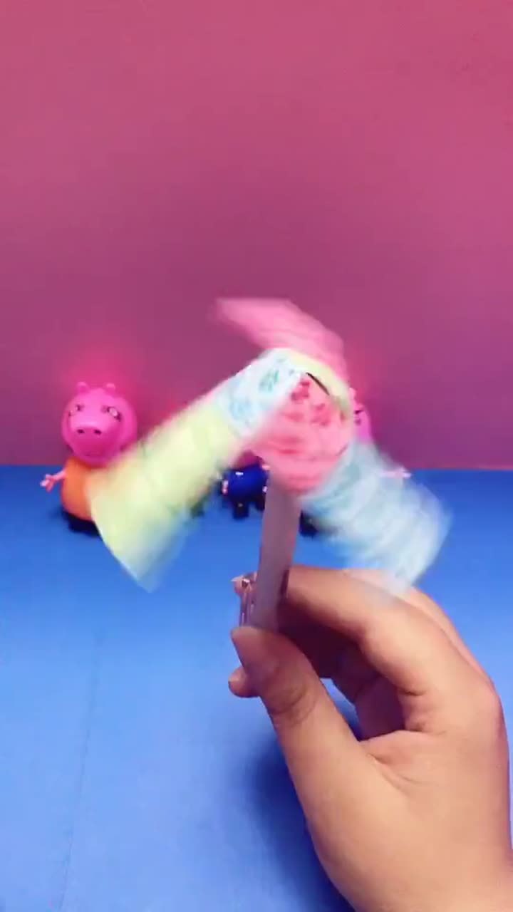 轻轻一口气,螺旋桨就转起来了,有没有童年的回忆?超级简单的小手工,快来试一试吧!