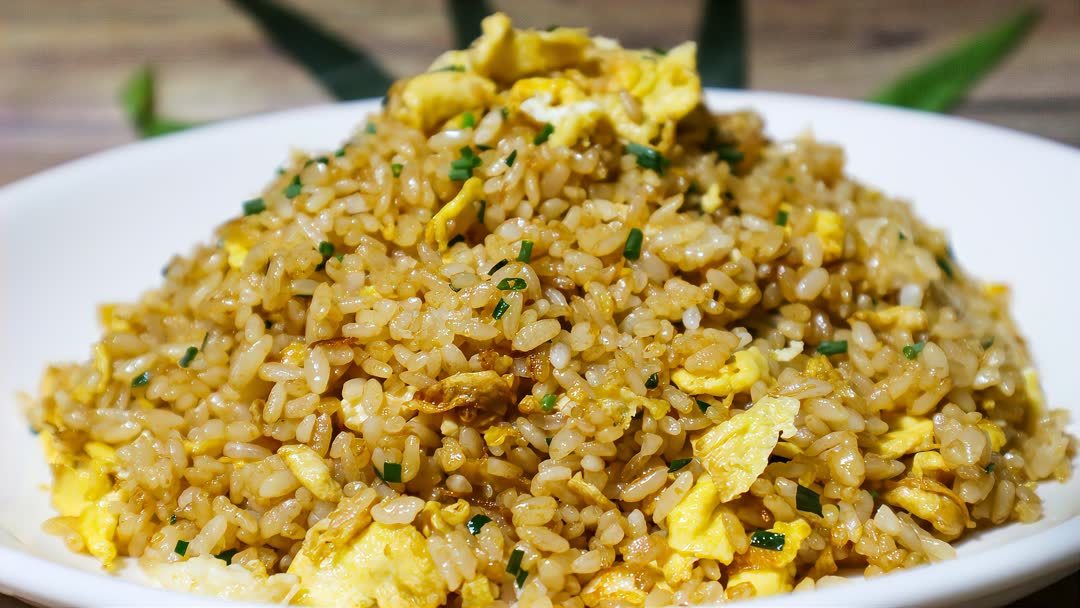 酱油炒饭怎么炒最好吃?大厨教你正确做法,米饭粒粒分明,太香了