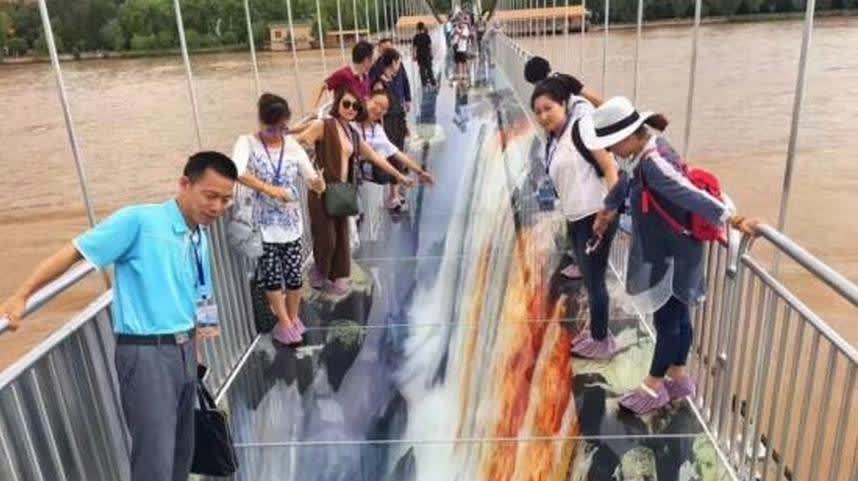 张家界玻璃桥被碾压!黄河3D玻璃桥逆袭玩“消失”,你敢走过去吗