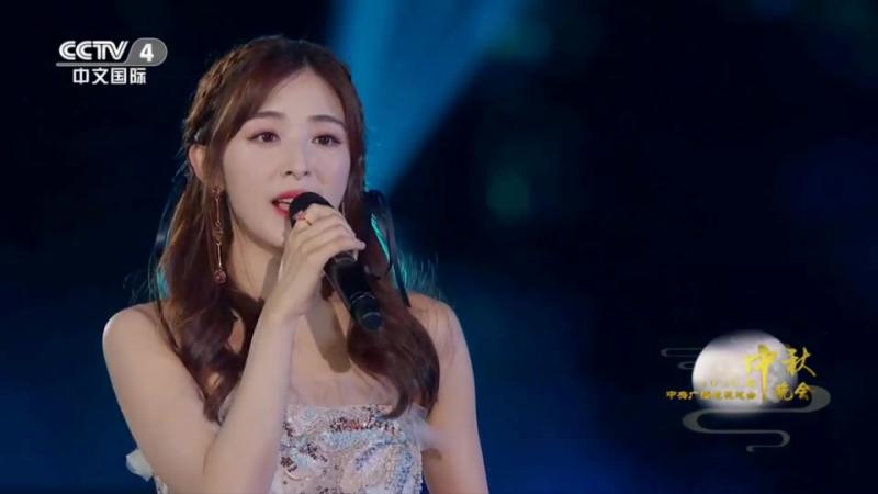 2020央视中秋晚会:张含韵和佟铁鑫合唱《异乡人》张含韵造型好仙啊