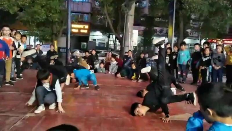 阳新街舞学员几天学会三角倒立