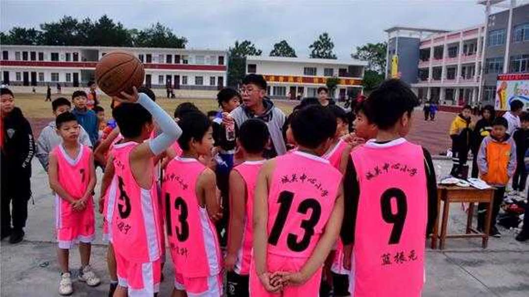 城关镇中心小学第10届小学生篮球运动会小组赛开赛