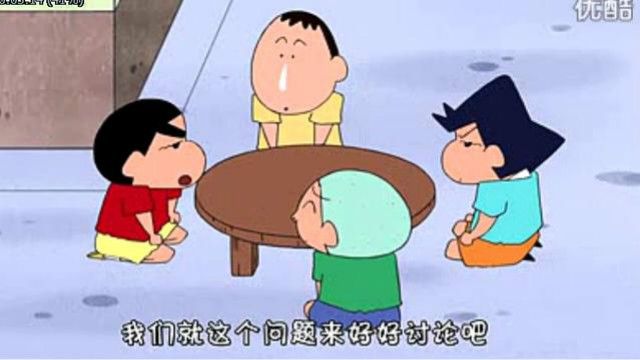 小新他们真厉害,搬了张桌子在大街上直接开起圆桌会议!