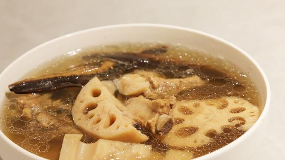 福建小姐姐教你煲养生汤,莲藕排骨加5片灵芝,汤鲜味美不油腻
