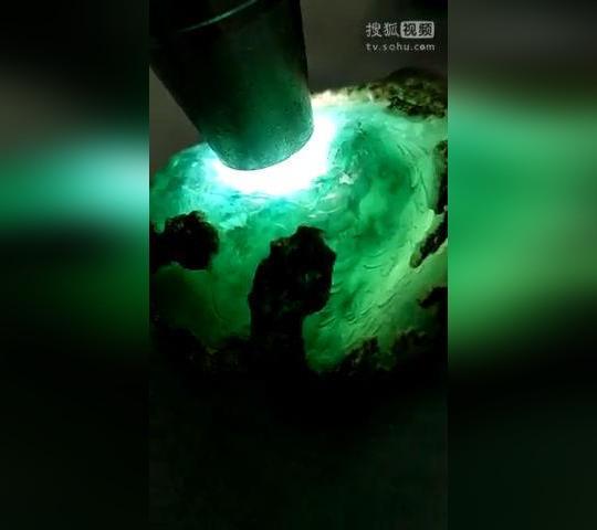 女王节!丈夫购买翡翠原石,竟开出玻璃种飘花,老婆乐坏了