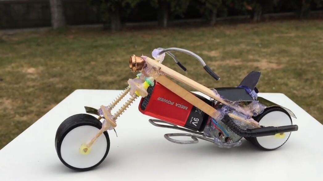 用瓶盖和小马达自制有减震哈雷摩托车模型 手工DIY电动汽车