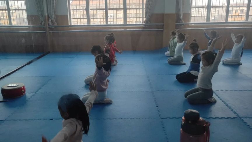 有位姑娘,她映入眼眶,小小玲珑的模样～