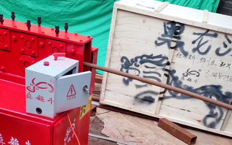 大棚建设旧大棚管弯曲使用的钢管压管机正在调试