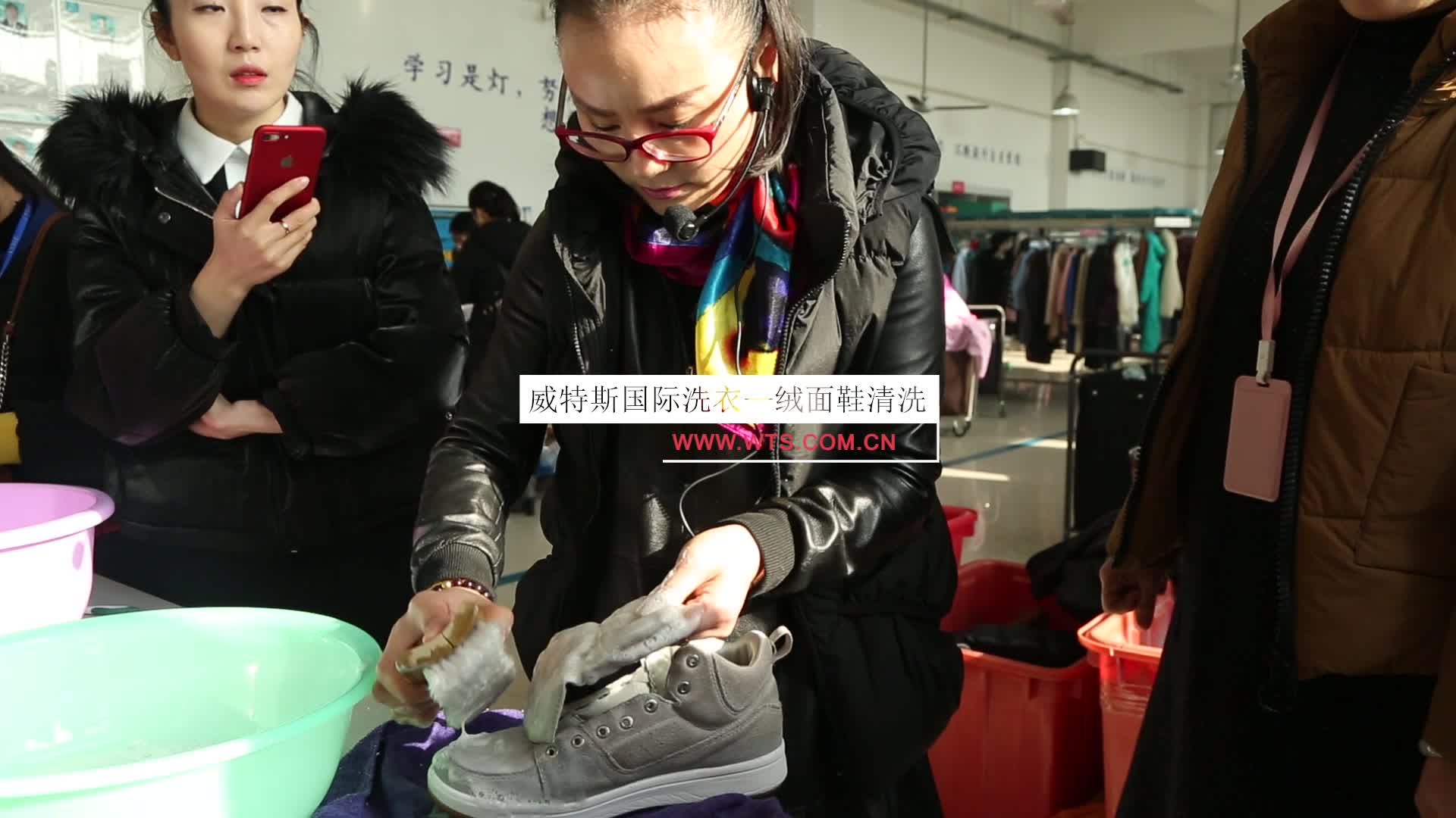 冬季的麂皮鞋绒面鞋如何正确的清洗,干洗店加盟