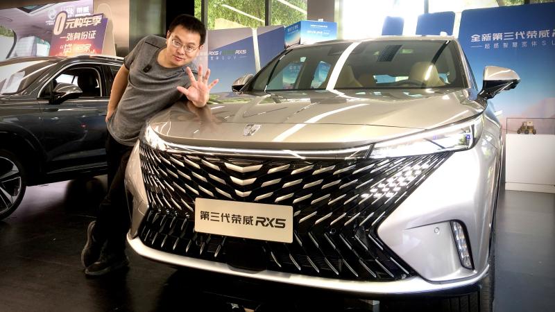 极车到店:以后买车会不会变成买屏送车?实拍全新第三代荣威RX5