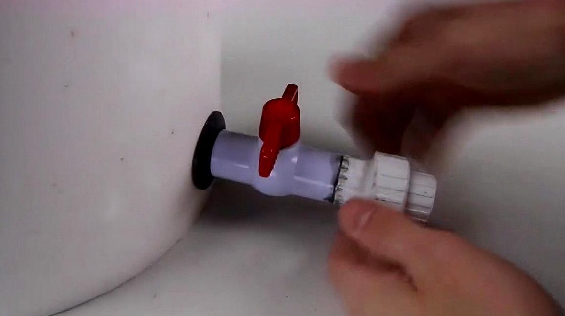 废物利用,牛人用涂料桶DIY鱼缸过滤桶,这操作厉害了!