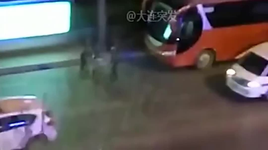 女子街头遭3男拖拽呼救命 警方:系传唤嫌疑人