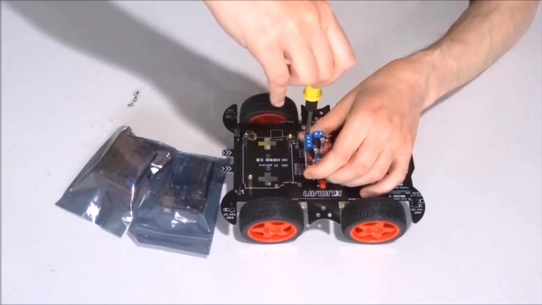 Arduino机器人套件组装智能车2_安装板和传感器