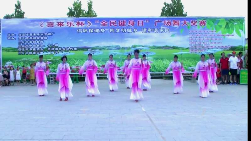 好看变队形的雨伞舞江南梦表演的时候就跳它了