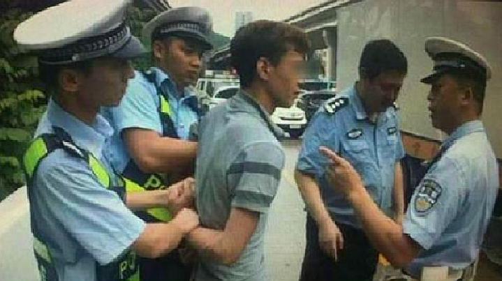 嚣张男子违停当街殴打交警,索赔14万七手表,3秒后交警让他后悔