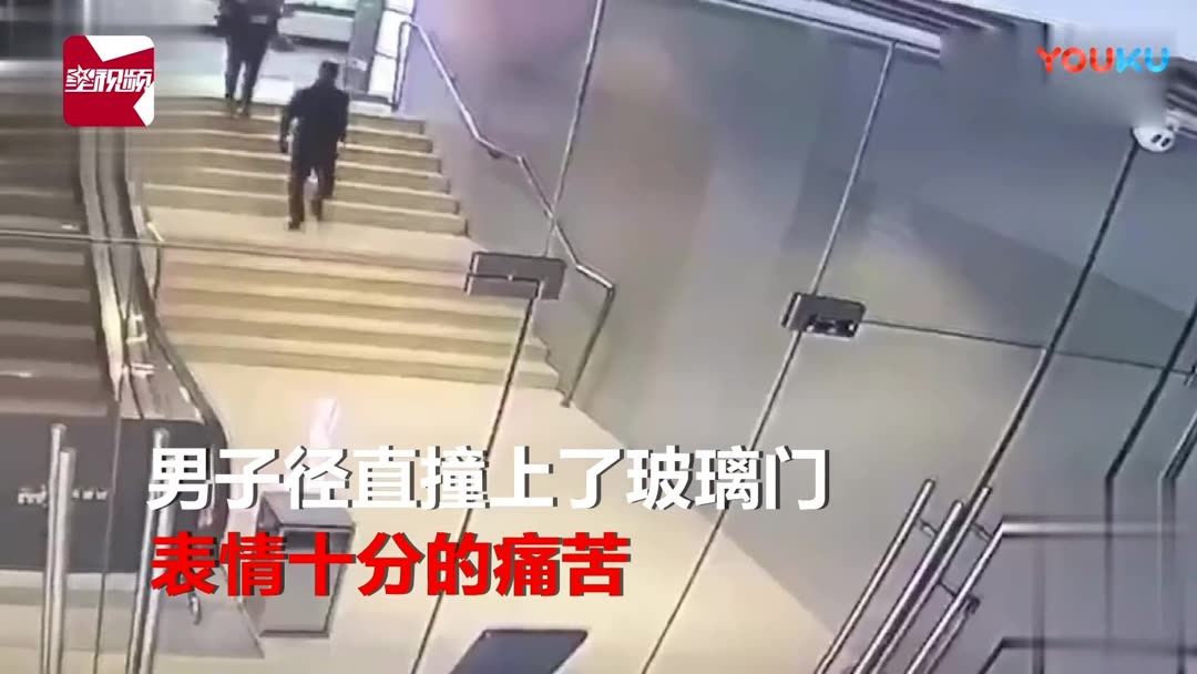 男子边跑边跳撞上玻璃门, 玻璃门瞬间碎裂一地