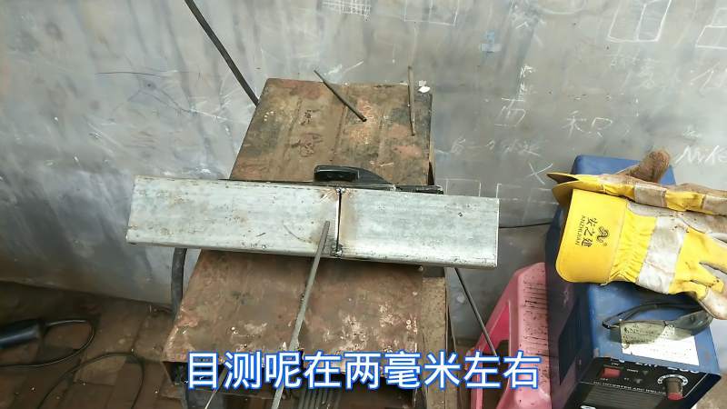 方管有缝不好焊?焊不好会焊出窟窿来,用这个方法焊接又快又好!
