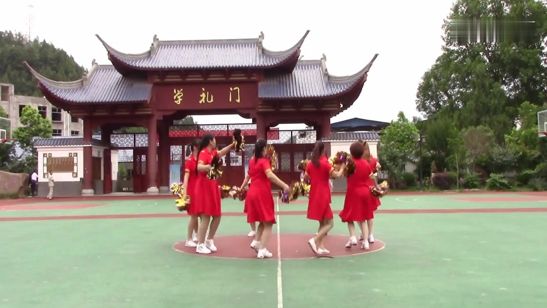 长腿美女手拿花球演绎《开业大吉》啦啦操变身喜气洋洋