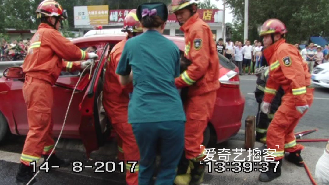 【拍客】司机打盹撞护栏 栏杆直插轿车致一死一伤