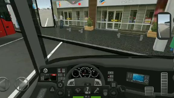 模拟卡车真实驾驶,开着客车走,前车突然刹车导致追尾,不能分心