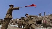 雷锋初入军营,扔手榴弹只有别人一半远,班长这做法很赞!