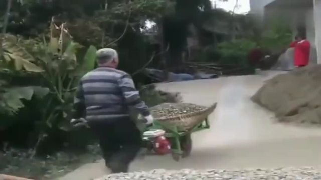 牛人发明:河北大爷的高级小推车,不会推的千万别尝试,容易闯祸