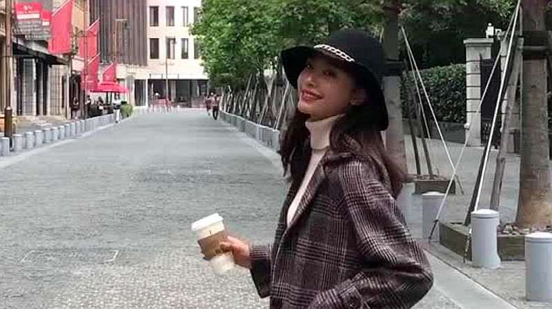 冬天这样穿很有魅力,羊绒格子大衣+盆帽,打造时尚焦点!