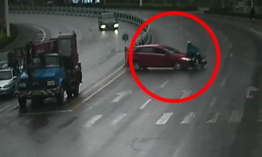 电动车变道逆行行驶,直接被调头轿车撞翻,任性行为终伤自己!