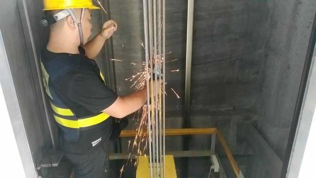 电梯钢丝绳更换。