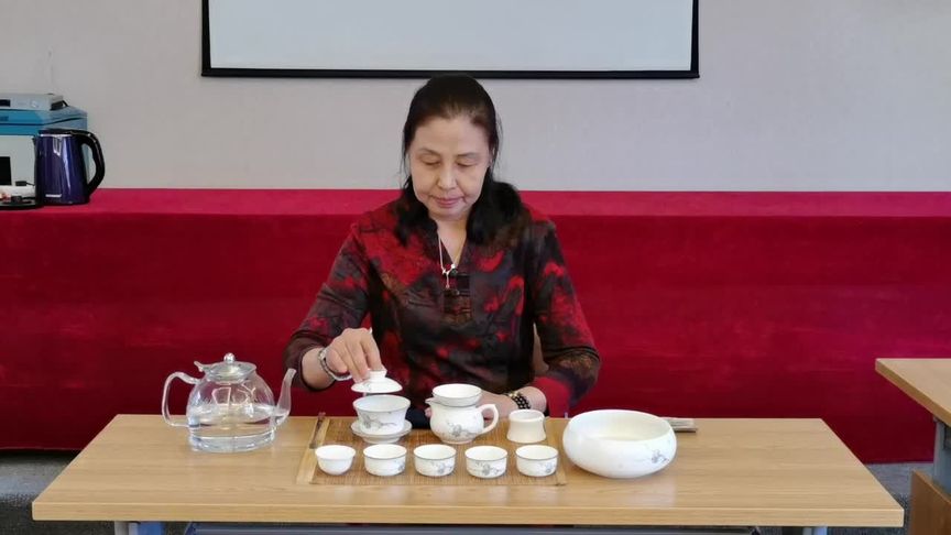 盖碗茶的冲泡基本手法