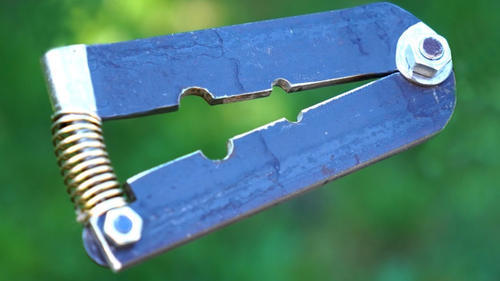 小伙发明了一个电工工具,简直太好用了,果断收藏了