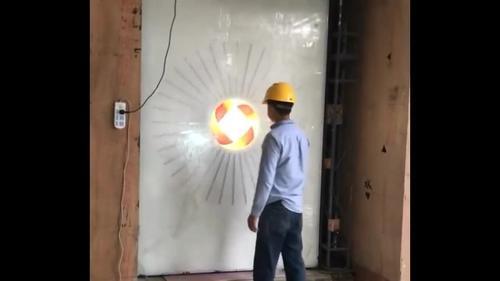 这是什么高科技门?工人把手放上去的一刻,感觉好神奇!