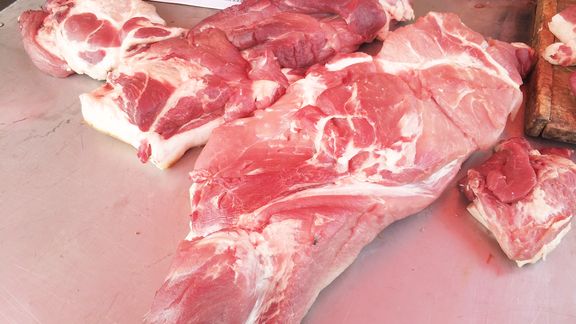 猪肉分两种价格卖,排骨12元1斤,看卖猪肉大叔怎么说