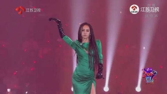 江苏卫视2019跨年演唱会:蔡依林展现展现完美身材,不愧是天后!