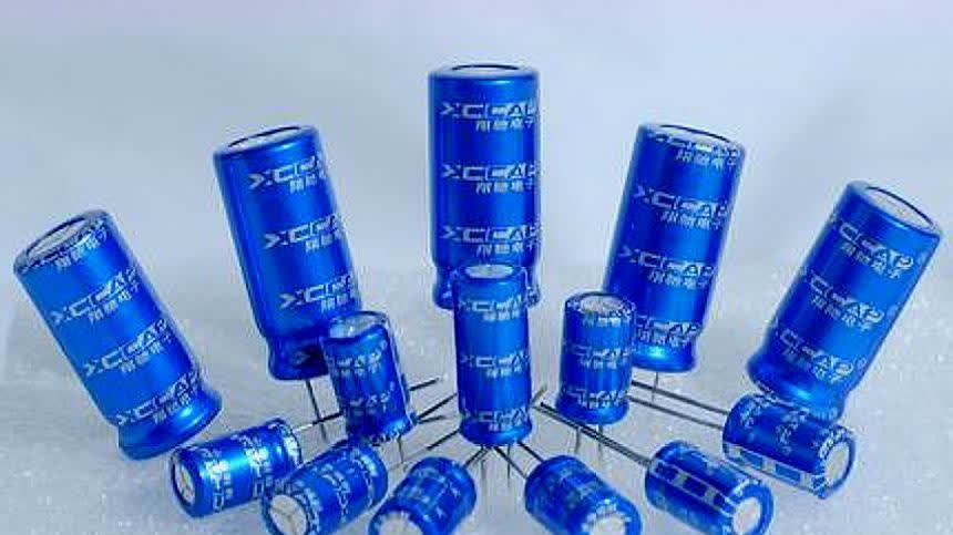 10个不起眼的电容组成电瓶,完成充电仅需2秒,实现变废为宝