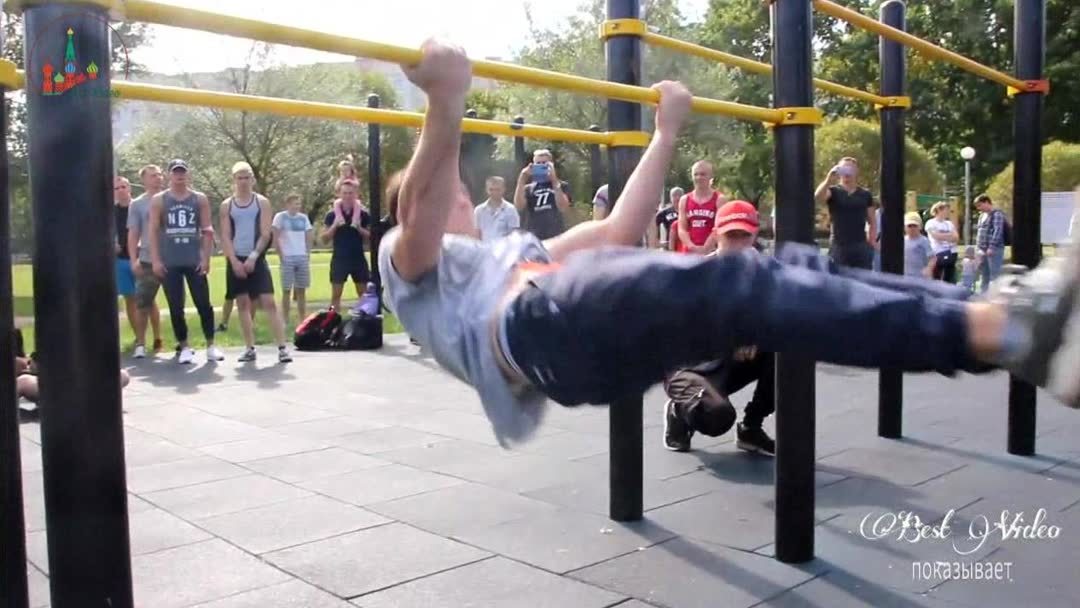一套双杠动作行云流水,街头健身达人不一般