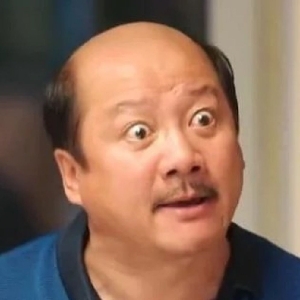 中年秃顶男人 